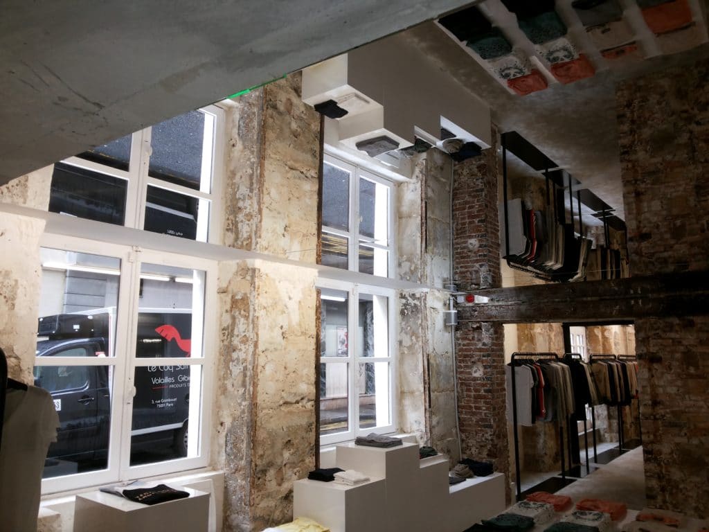 Discover the stretched ceiling with mirror effect - Abrium